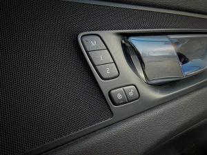 Black Volvo XC60 2018 in Riga, with an engine capacity of 2.00 L and mileage of 210 thousand km for 23490 €, photo 19 on AUTOMOTO.COM.LV