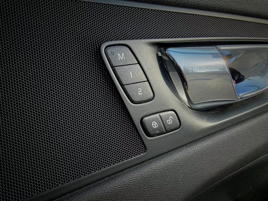 Black Volvo XC60 2018 in Riga, with an engine capacity of 2.00 L and mileage of 210 thousand km for 23490 €, photo 19 on AUTOMOTO.COM.LV