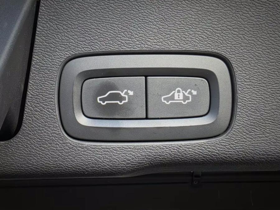 Black Volvo XC60 2018 in Riga, with an engine capacity of 2.00 L and mileage of 210 thousand km for 23490 €, photo 25 on AUTOMOTO.COM.LV