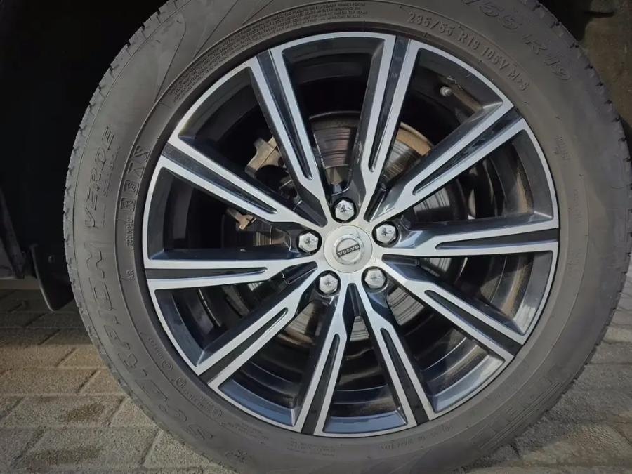 Black Volvo XC60 2018 in Riga, with an engine capacity of 2.00 L and mileage of 210 thousand km for 23490 €, photo 31 on AUTOMOTO.COM.LV