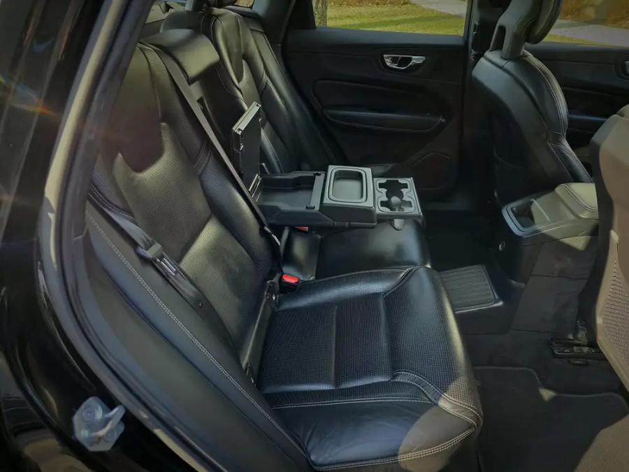 Black Volvo XC60 2018 in Riga, with an engine capacity of 2.00 L and mileage of 210 thousand km for 23490 €, photo 32 on AUTOMOTO.COM.LV