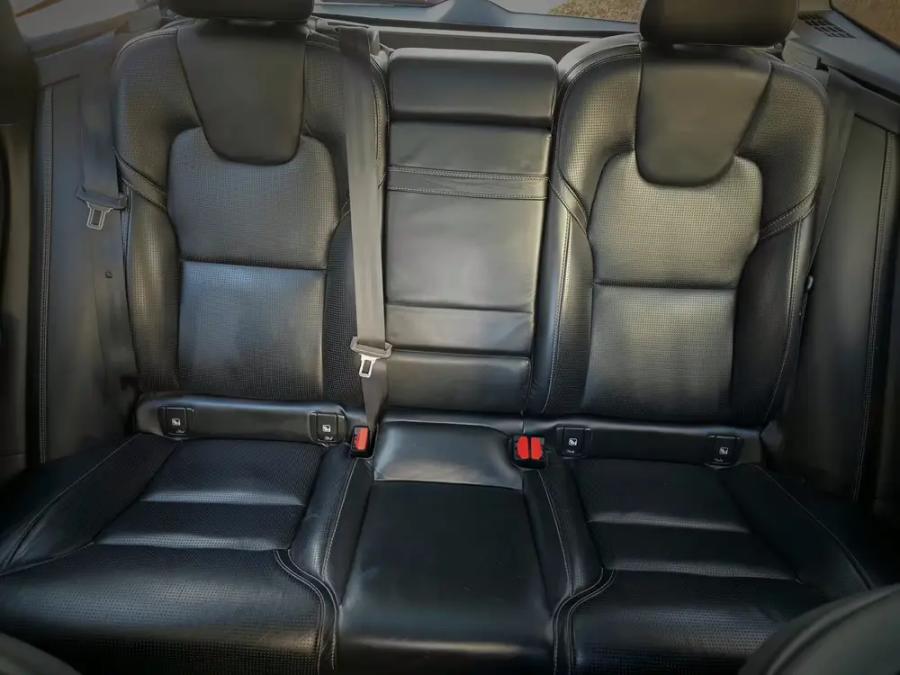Black Volvo XC60 2018 in Riga, with an engine capacity of 2.00 L and mileage of 210 thousand km for 23490 €, photo 33 on AUTOMOTO.COM.LV