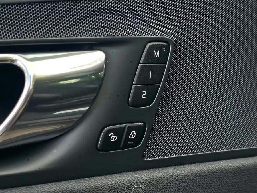 Black Volvo XC60 2018 in Riga, with an engine capacity of 2.00 L and mileage of 227 thousand km for 20400 €, photo 16 on AUTOMOTO.COM.LV