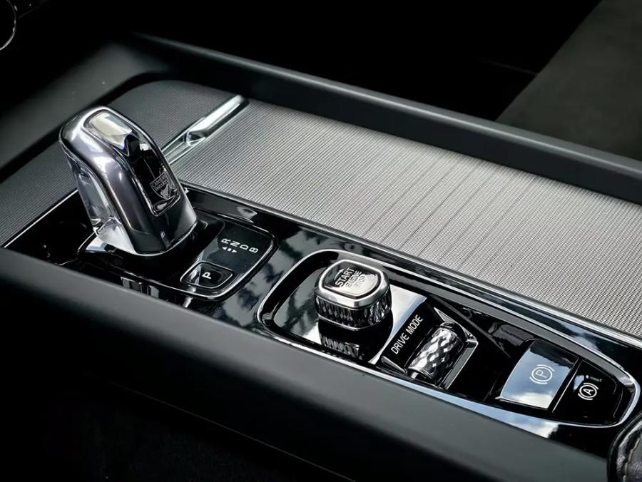 Black Volvo XC60 2018 in Riga, with an engine capacity of 2.00 L and mileage of 227 thousand km for 20400 €, photo 17 on AUTOMOTO.COM.LV