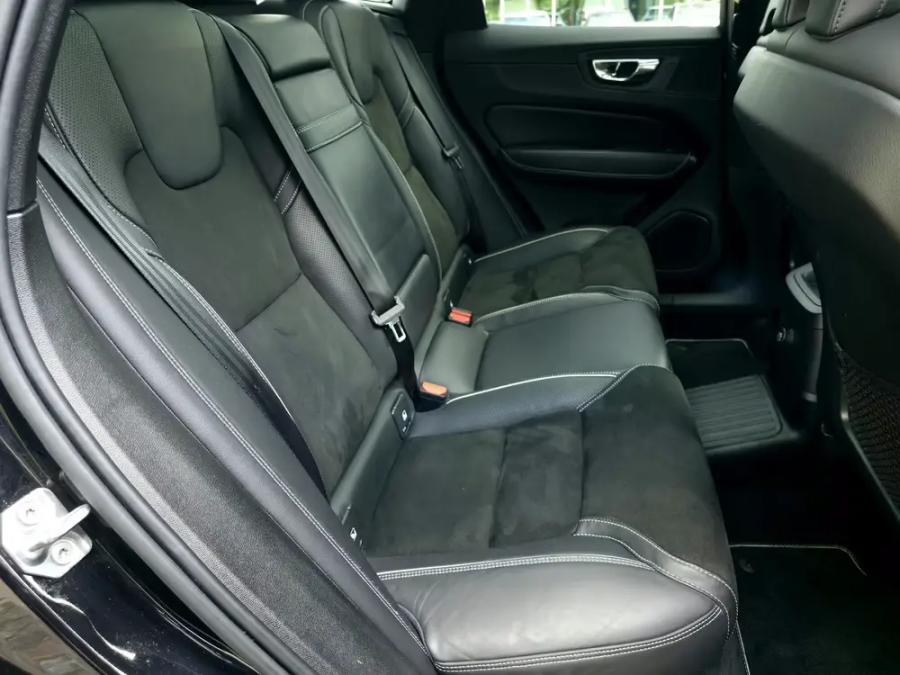 Black Volvo XC60 2018 in Riga, with an engine capacity of 2.00 L and mileage of 227 thousand km for 20400 €, photo 32 on AUTOMOTO.COM.LV