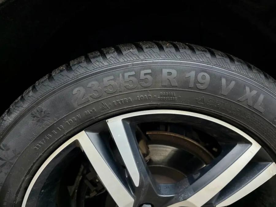 Black Volvo XC60 2018 in Riga, with an engine capacity of 2.00 L and mileage of 227 thousand km for 20400 €, photo 34 on AUTOMOTO.COM.LV