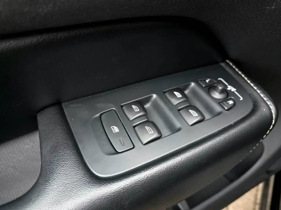 Black Volvo XC60 2018 in Riga, with an engine capacity of 2.00 L and mileage of 227 thousand km for 20400 €, photo 40 on AUTOMOTO.COM.LV