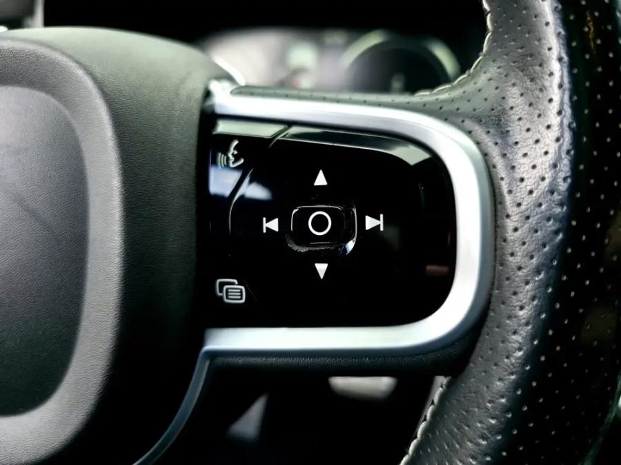 Black Volvo XC60 2018 in Riga, with an engine capacity of 2.00 L and mileage of 227 thousand km for 20400 €, photo 41 on AUTOMOTO.COM.LV