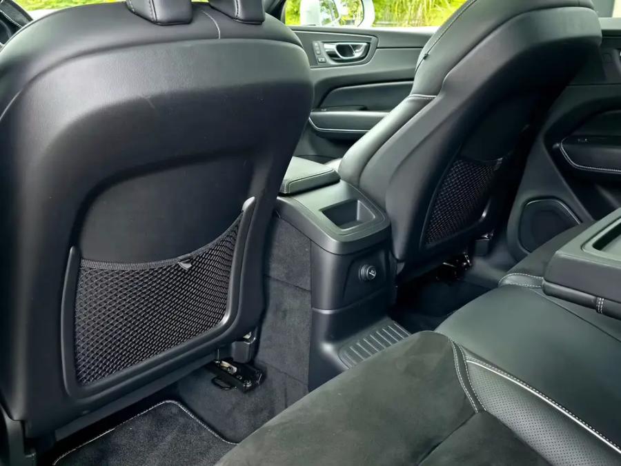 Black Volvo XC60 2018 in Riga, with an engine capacity of 2.00 L and mileage of 227 thousand km for 20400 €, photo 43 on AUTOMOTO.COM.LV