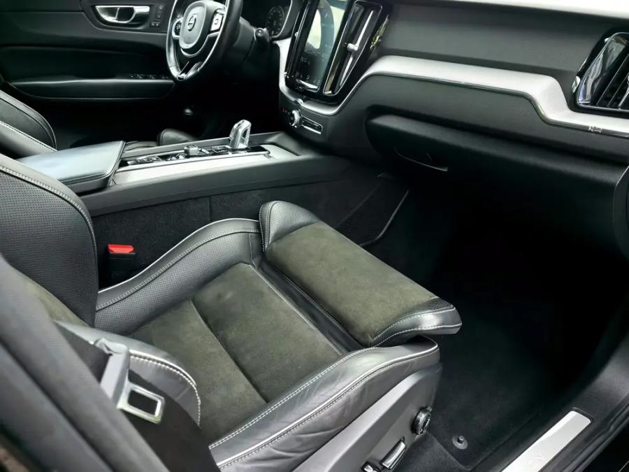 Black Volvo XC60 2018 in Riga, with an engine capacity of 2.00 L and mileage of 227 thousand km for 20400 €, photo 46 on AUTOMOTO.COM.LV