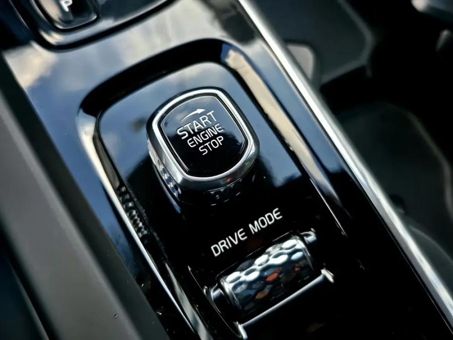 Black Volvo XC60 2018 in Riga, with an engine capacity of 2.00 L and mileage of 227 thousand km for 20400 €, photo 48 on AUTOMOTO.COM.LV