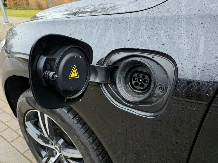 Black Volvo XC60 2018 in Riga, with an engine capacity of 2.00 L and mileage of 227 thousand km for 20400 €, photo 55 on AUTOMOTO.COM.LV
