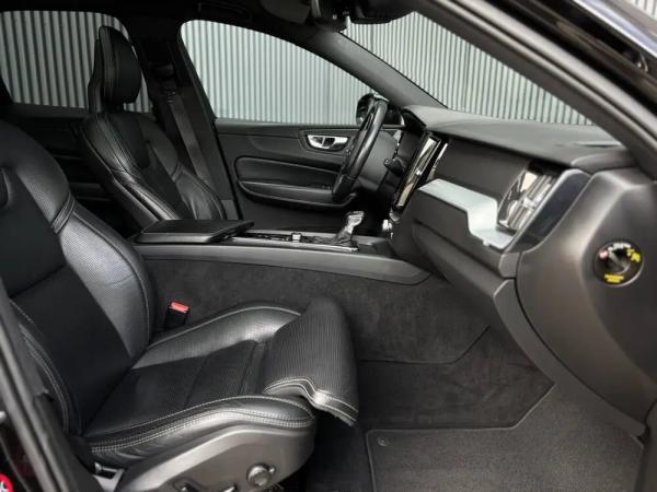 Black Volvo XC60 2018 in Riga, with an engine capacity of 2.00 L and mileage of 189 thousand km for 22900 €, photo 6 on AUTOMOTO.COM.LV
