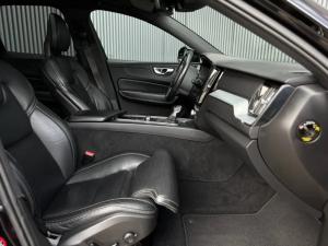 Black Volvo XC60 2018 in Riga, with an engine capacity of 2.00 L and mileage of 189 thousand km for 22900 €, photo 7 on AUTOMOTO.COM.LV