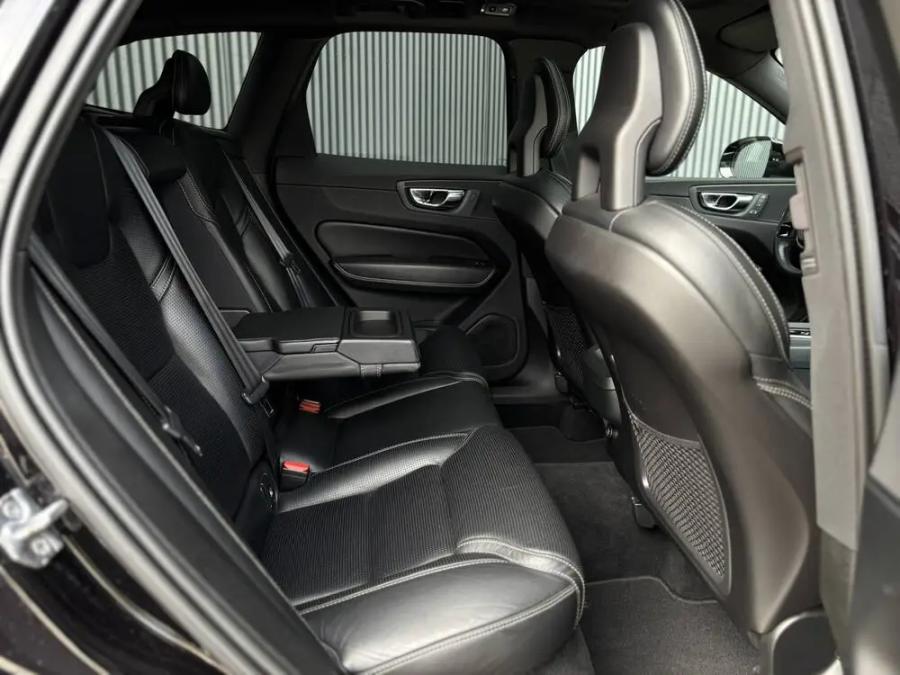 Black Volvo XC60 2018 in Riga, with an engine capacity of 2.00 L and mileage of 189 thousand km for 22900 €, photo 8 on AUTOMOTO.COM.LV