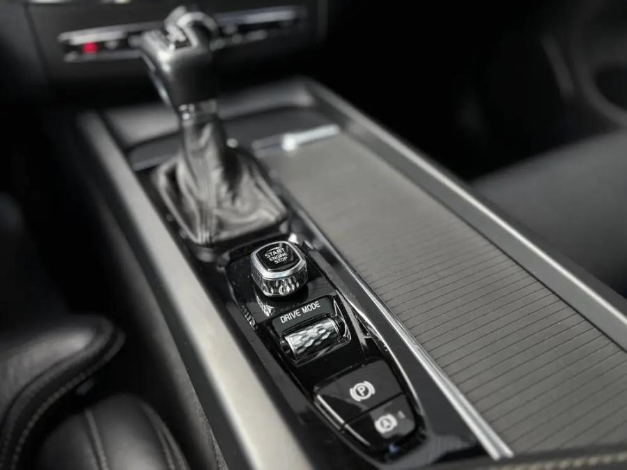 Black Volvo XC60 2018 in Riga, with an engine capacity of 2.00 L and mileage of 189 thousand km for 22900 €, photo 13 on AUTOMOTO.COM.LV