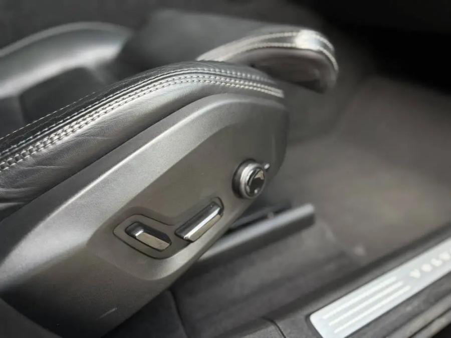 Black Volvo XC60 2018 in Riga, with an engine capacity of 2.00 L and mileage of 189 thousand km for 22900 €, photo 19 on AUTOMOTO.COM.LV