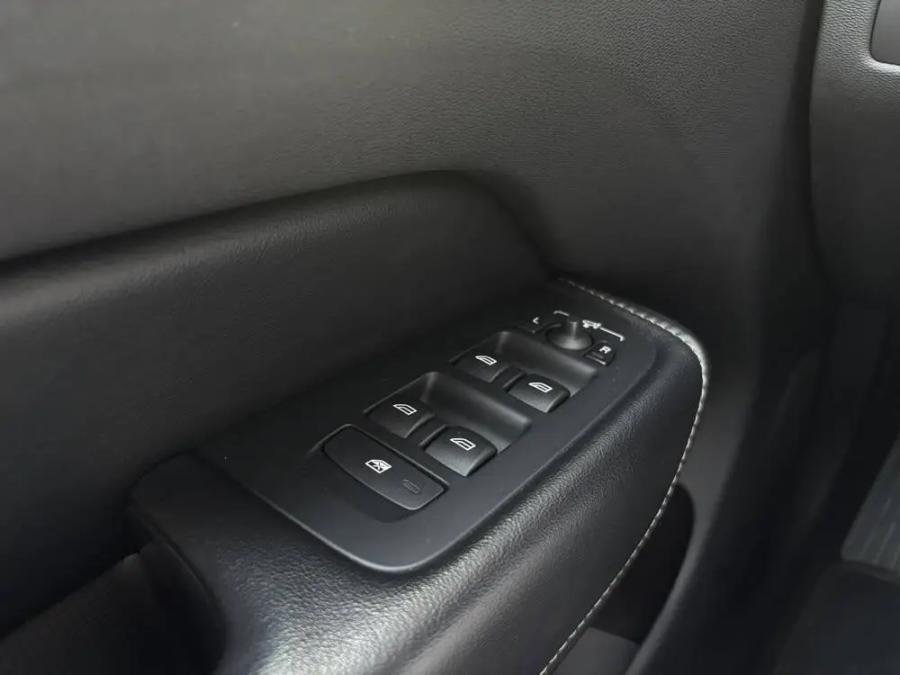 Black Volvo XC60 2018 in Riga, with an engine capacity of 2.00 L and mileage of 189 thousand km for 22900 €, photo 20 on AUTOMOTO.COM.LV