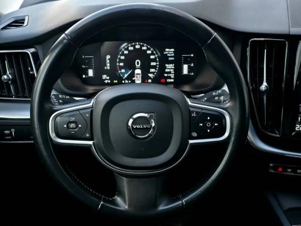 Melns Volvo XC60 2018 Rīga, ar dzinēja tilpumu 2.00 L un nobraukumu 207 tūkst. km par 18750 €, foto 9 vietnē AUTOMOTO.COM.LV