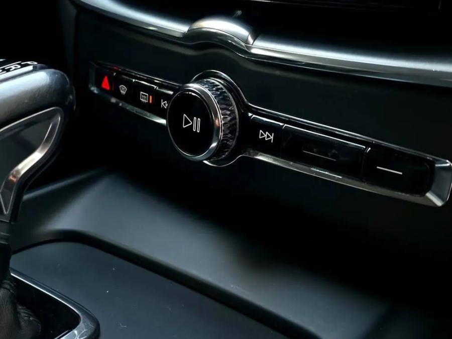 Melns Volvo XC60 2018 Rīga, ar dzinēja tilpumu 2.00 L un nobraukumu 207 tūkst. km par 18750 €, foto 18 vietnē AUTOMOTO.COM.LV