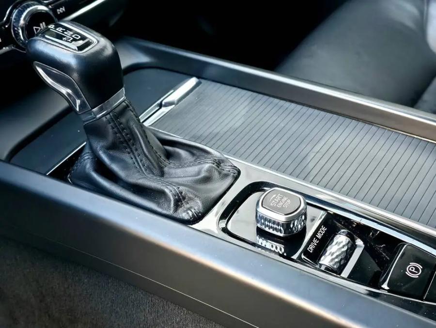 Melns Volvo XC60 2018 Rīga, ar dzinēja tilpumu 2.00 L un nobraukumu 207 tūkst. km par 18750 €, foto 19 vietnē AUTOMOTO.COM.LV