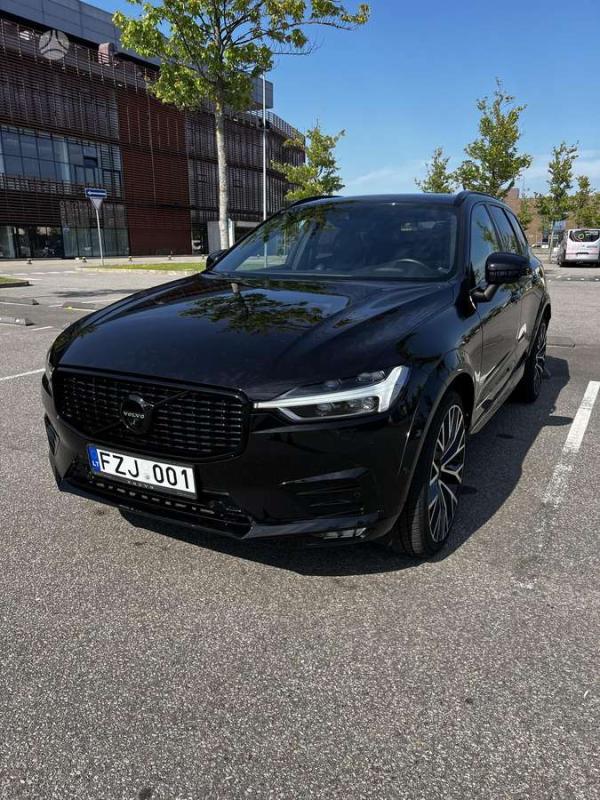 Black Volvo XC60 2018 in Klaipeda, with an engine capacity of 1.97 L and mileage of 110 thousand km for 26900 €, photo 3 on AUTOMOTO.COM.LV