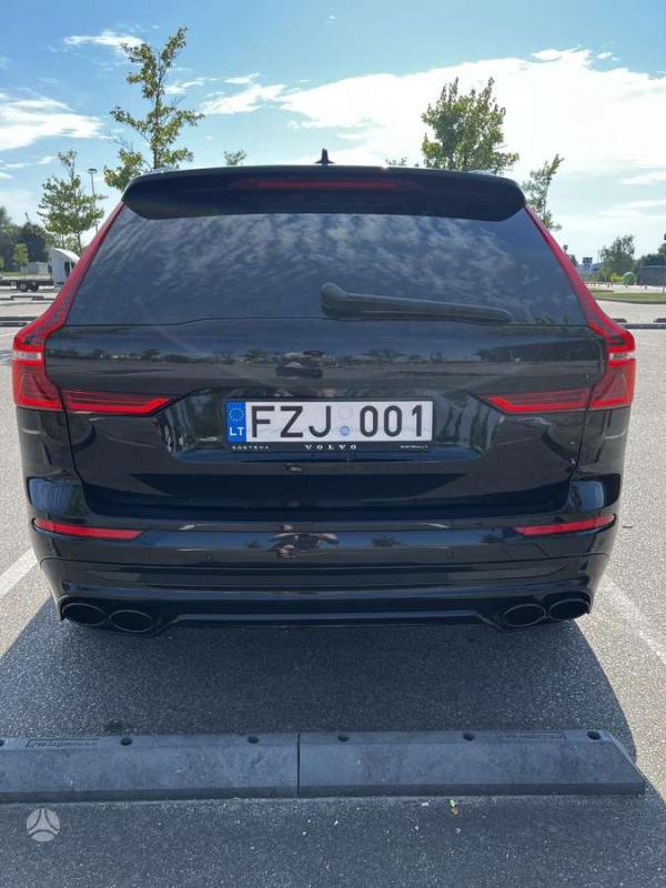 Black Volvo XC60 2018 in Klaipeda, with an engine capacity of 1.97 L and mileage of 110 thousand km for 26900 €, photo 8 on AUTOMOTO.COM.LV
