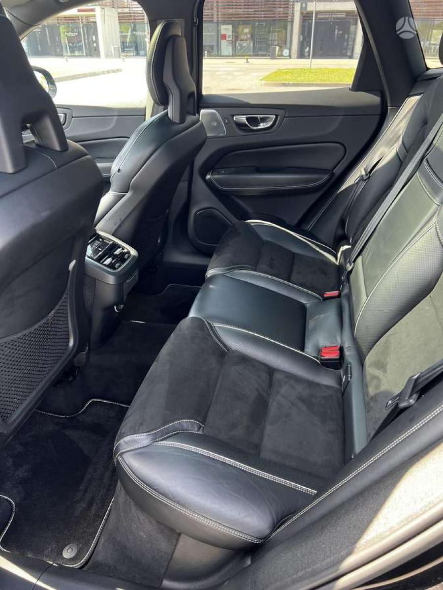 Black Volvo XC60 2018 in Klaipeda, with an engine capacity of 1.97 L and mileage of 110 thousand km for 26900 €, photo 17 on AUTOMOTO.COM.LV