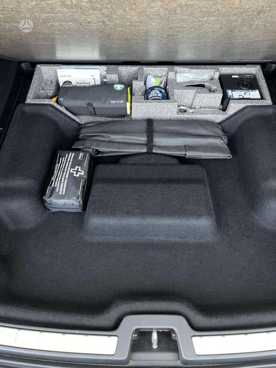 Black Volvo XC60 2018 in Klaipeda, with an engine capacity of 1.97 L and mileage of 110 thousand km for 26900 €, photo 30 on AUTOMOTO.COM.LV