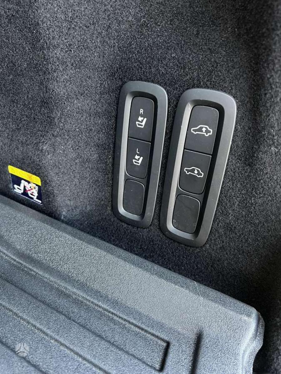 Black Volvo XC60 2018 in Klaipeda, with an engine capacity of 1.97 L and mileage of 110 thousand km for 26900 €, photo 33 on AUTOMOTO.COM.LV