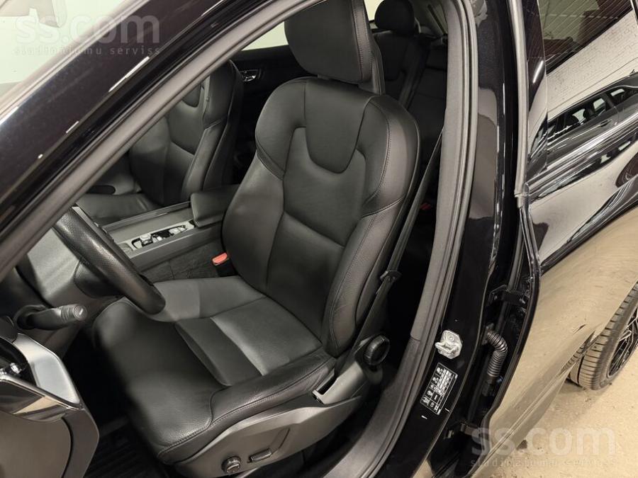 Black Volvo XC60 2018 in Jurmala, with an engine capacity of 2.00 L and mileage of 219 thousand km for 21450 €, photo 17 on AUTOMOTO.COM.LV