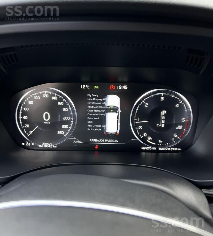 Black Volvo XC60 2018 in Riga, with an engine capacity of 2.00 L and mileage of 238 thousand km for 18890 €, photo 15 on AUTOMOTO.COM.LV