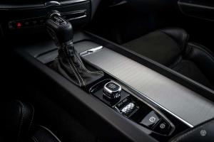Melns Volvo XC60 2018 Elektrėnai, ar dzinēja tilpumu 1.97 L un nobraukumu 212 tūkst. km par 23850 €, foto 24 vietnē AUTOMOTO.COM.LV