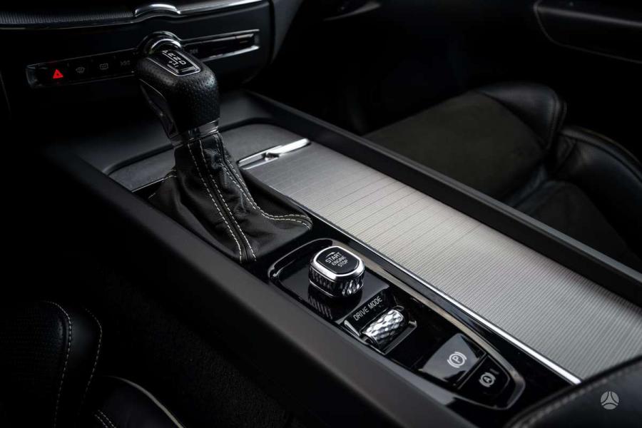 Melns Volvo XC60 2018 Elektrėnai, ar dzinēja tilpumu 1.97 L un nobraukumu 212 tūkst. km par 23850 €, foto 24 vietnē AUTOMOTO.COM.LV