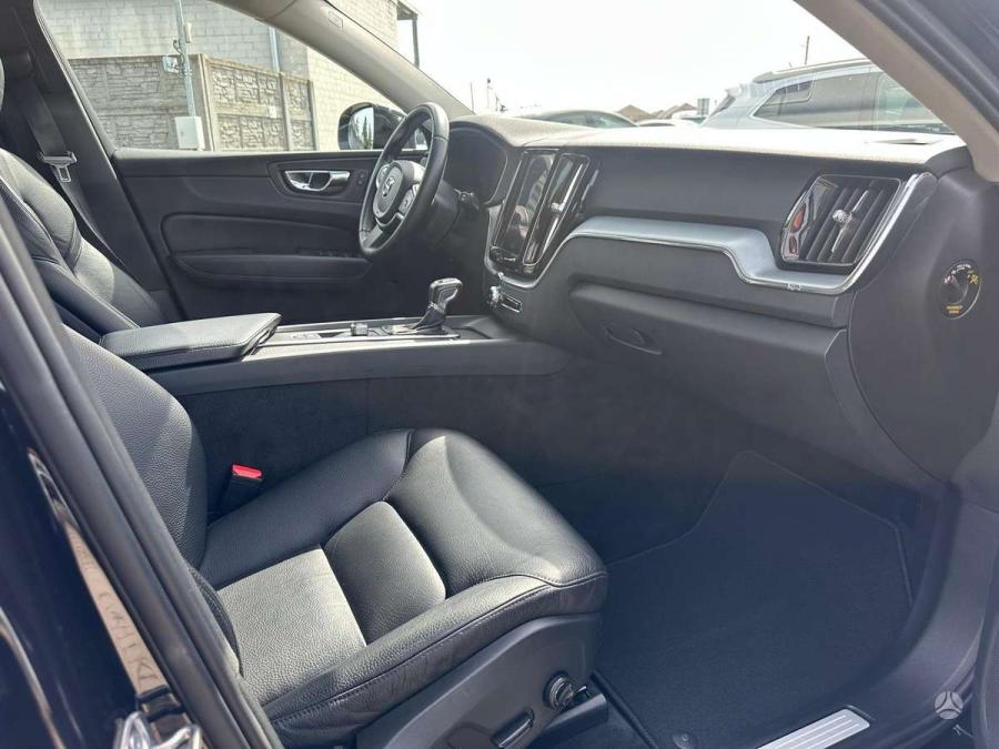 Black Volvo XC60 2018 in Taurage, with an engine capacity of 1.97 L and mileage of 236 thousand km for 17000 €, photo 3 on AUTOMOTO.COM.LV