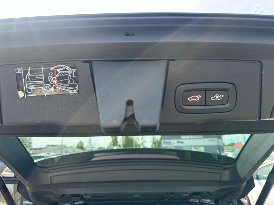 Black Volvo XC60 2018 in Taurage, with an engine capacity of 1.97 L and mileage of 236 thousand km for 17000 €, photo 8 on AUTOMOTO.COM.LV
