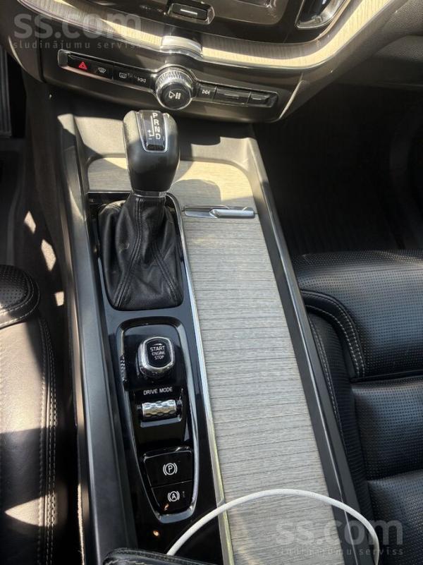 Black Volvo XC60 2018 in Jekabpils, with an engine capacity of 2.00 L and mileage of 281 thousand km for 24999 €, photo 10 on AUTOMOTO.COM.LV