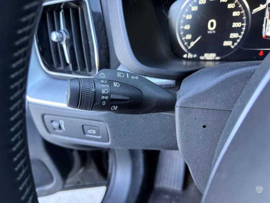 Black Volvo XC60 2018 in Kaunas, with an engine capacity of 1.97 L and mileage of 322 thousand km for 16700 €, photo 23 on AUTOMOTO.COM.LV