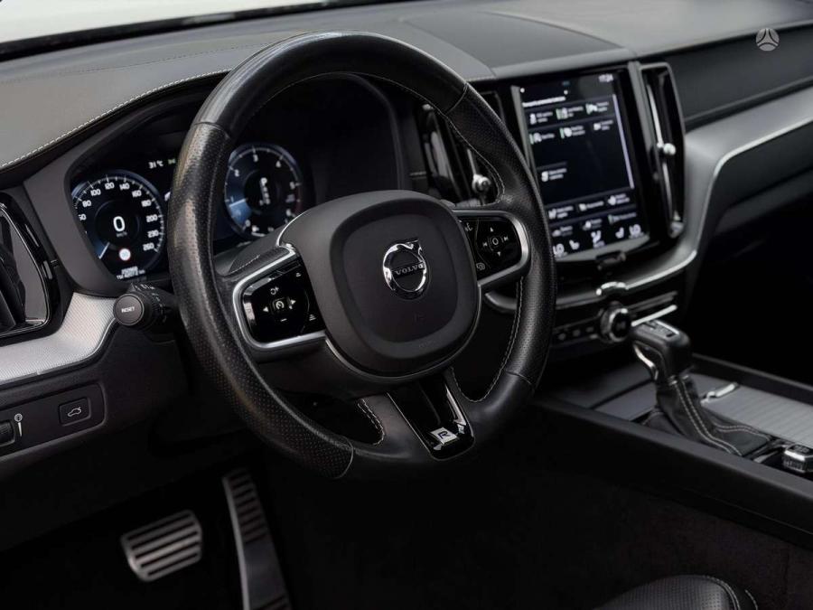 Black Volvo XC60 2018 in Vilnius, with an engine capacity of 1.97 L and mileage of 251 thousand km for 19700 €, photo 10 on AUTOMOTO.COM.LV