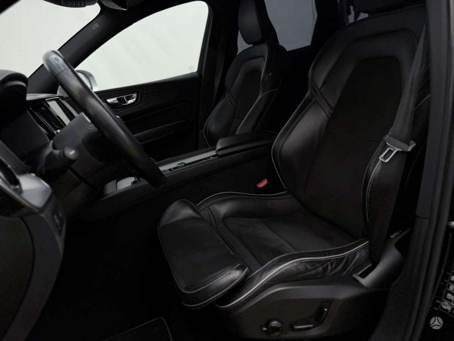 Black Volvo XC60 2018 in Vilnius, with an engine capacity of 1.97 L and mileage of 251 thousand km for 19700 €, photo 11 on AUTOMOTO.COM.LV