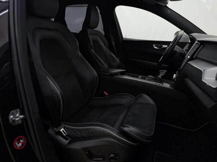 Black Volvo XC60 2018 in Vilnius, with an engine capacity of 1.97 L and mileage of 251 thousand km for 19700 €, photo 16 on AUTOMOTO.COM.LV