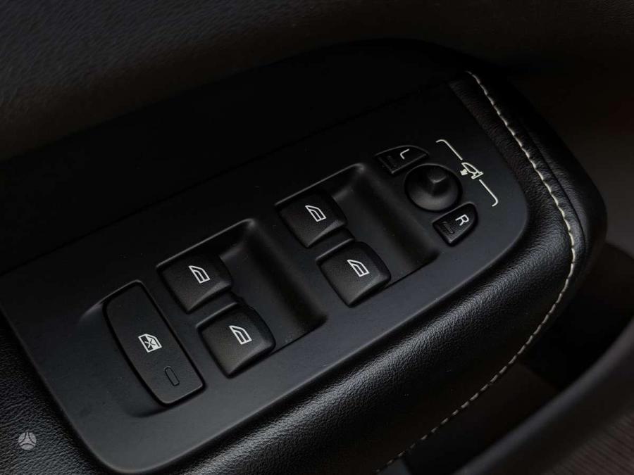 Black Volvo XC60 2018 in Vilnius, with an engine capacity of 1.97 L and mileage of 251 thousand km for 19700 €, photo 22 on AUTOMOTO.COM.LV
