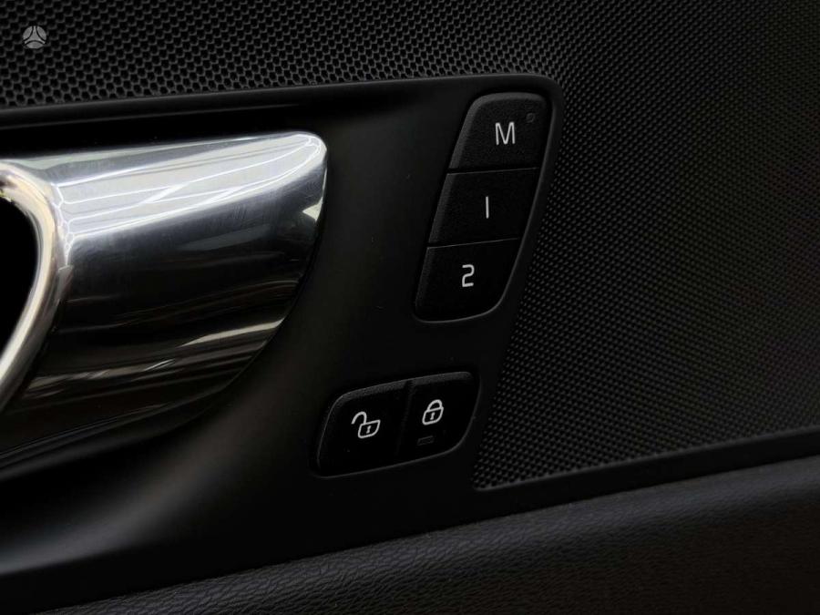 Black Volvo XC60 2018 in Vilnius, with an engine capacity of 1.97 L and mileage of 251 thousand km for 19700 €, photo 23 on AUTOMOTO.COM.LV