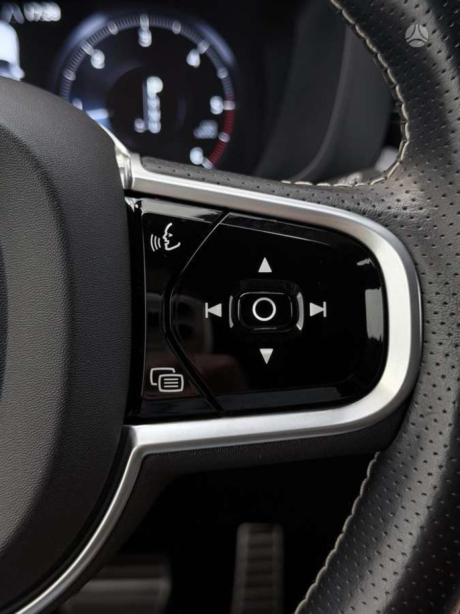 Black Volvo XC60 2018 in Vilnius, with an engine capacity of 1.97 L and mileage of 251 thousand km for 19700 €, photo 31 on AUTOMOTO.COM.LV