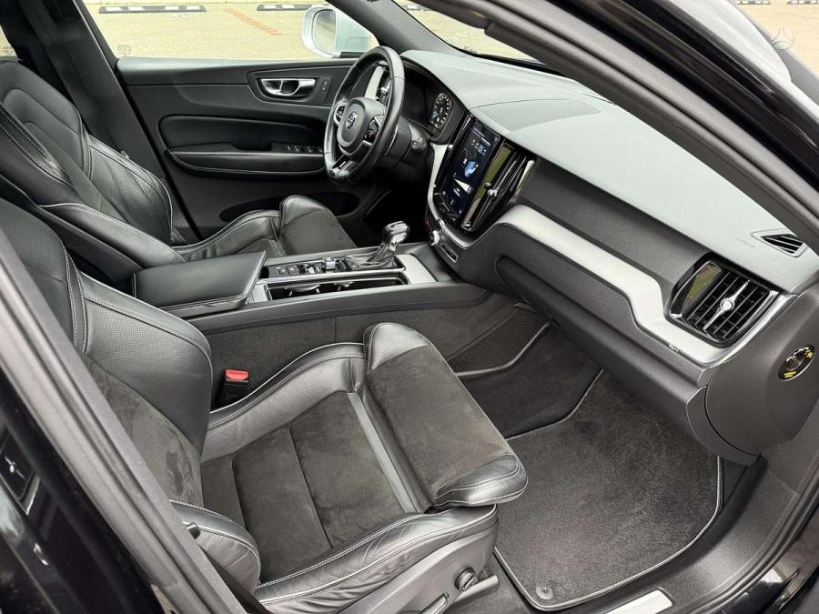 Black Volvo XC60 2018 in Siauliai, with an engine capacity of 1.97 L and mileage of 240 thousand km for 18300 €, photo 12 on AUTOMOTO.COM.LV