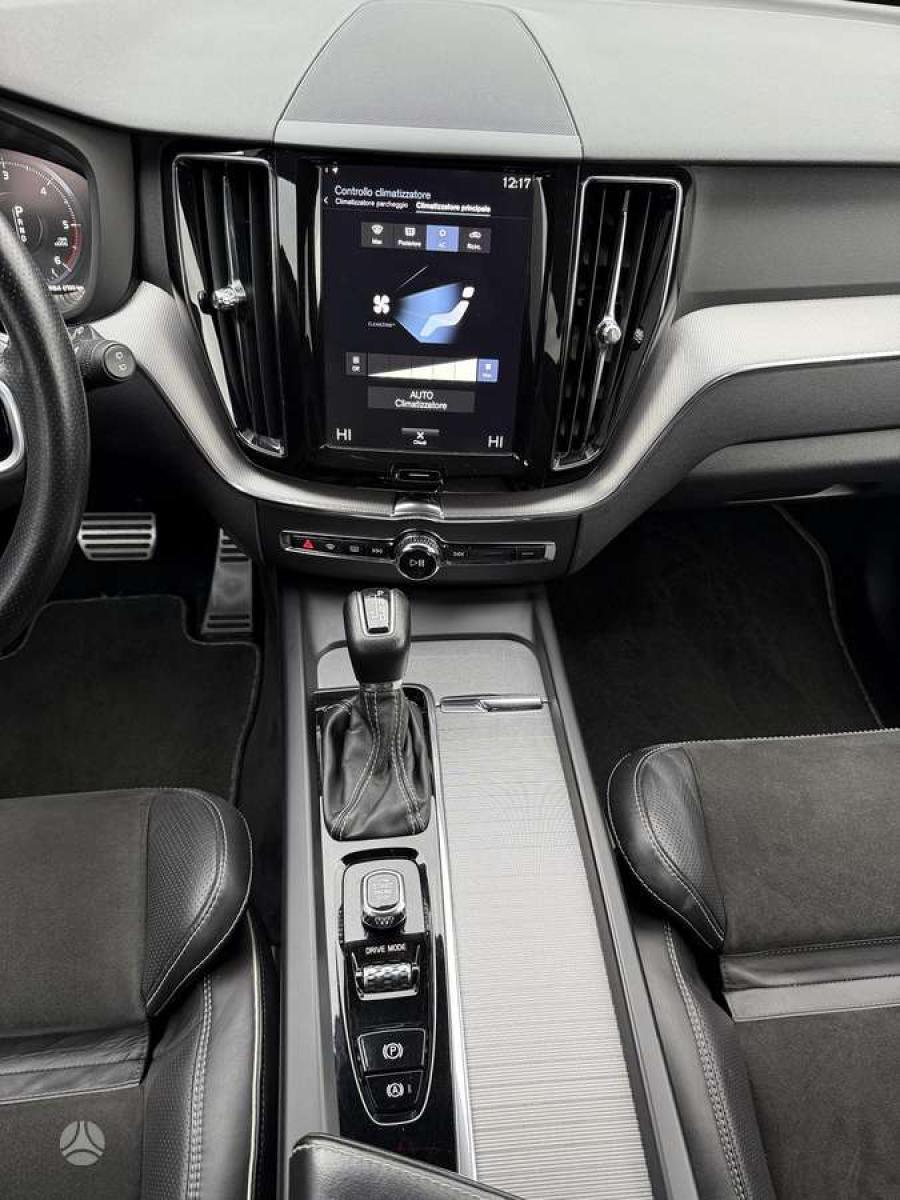 Black Volvo XC60 2018 in Siauliai, with an engine capacity of 1.97 L and mileage of 240 thousand km for 18300 €, photo 15 on AUTOMOTO.COM.LV