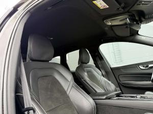 Black Volvo XC60 2018 in Siauliai, with an engine capacity of 1.97 L and mileage of 240 thousand km for 18300 €, photo 17 on AUTOMOTO.COM.LV