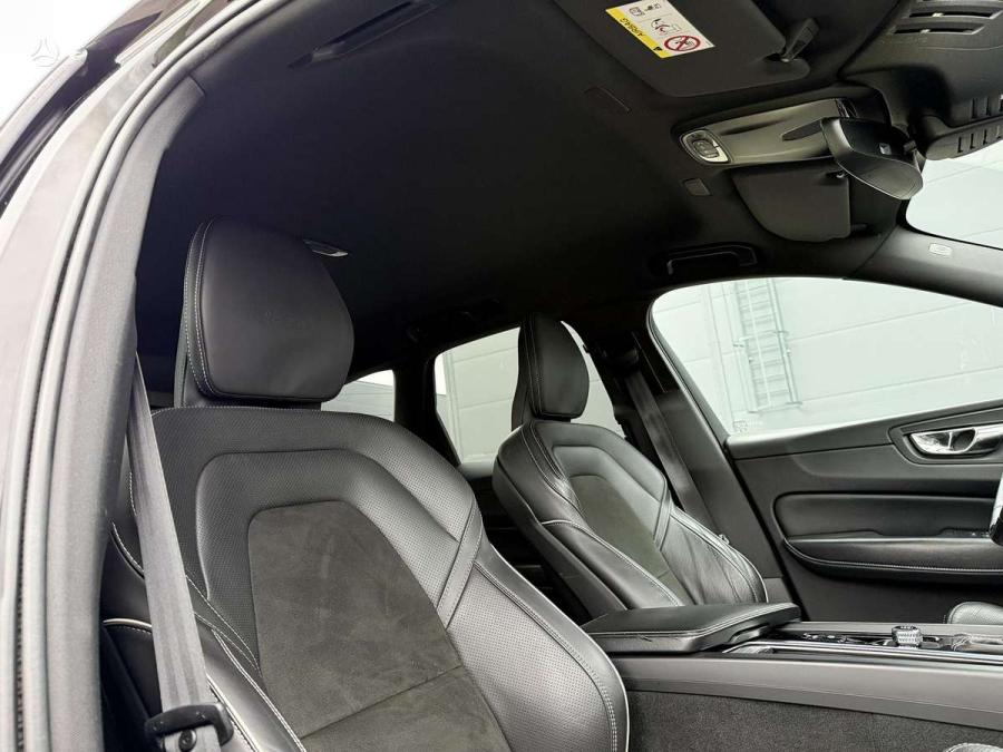 Black Volvo XC60 2018 in Siauliai, with an engine capacity of 1.97 L and mileage of 240 thousand km for 18300 €, photo 17 on AUTOMOTO.COM.LV