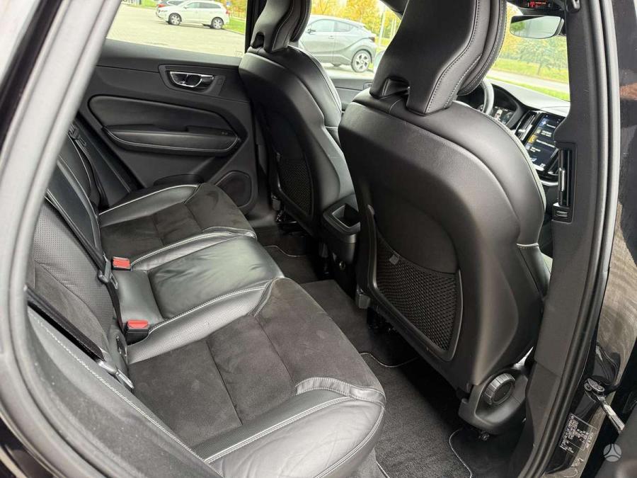 Black Volvo XC60 2018 in Siauliai, with an engine capacity of 1.97 L and mileage of 240 thousand km for 18300 €, photo 19 on AUTOMOTO.COM.LV