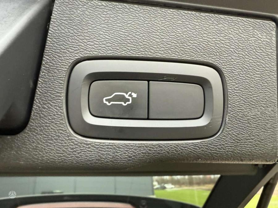 Black Volvo XC60 2018 in Siauliai, with an engine capacity of 1.97 L and mileage of 240 thousand km for 18300 €, photo 20 on AUTOMOTO.COM.LV